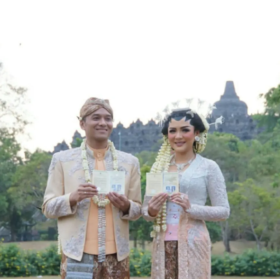 Foto Foto Pernikahan Vicky Shu Di Candi Borobudur Entertainment