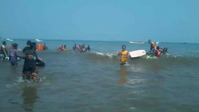 Wisatawan Di Pantai Carita Banten Tewas Digulung Ombak News