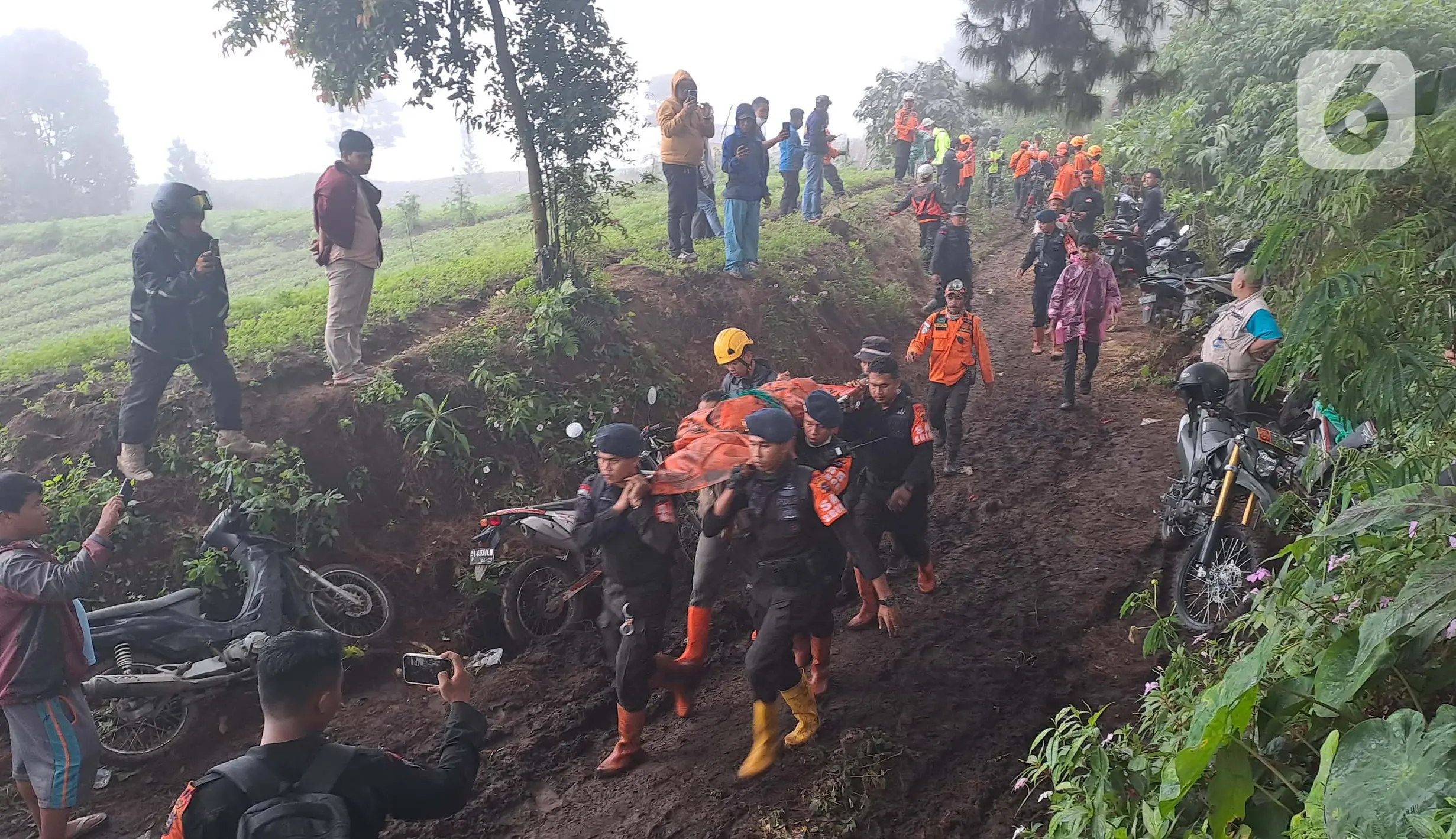 Evakuasi Korban Erupsi Gunung Marapi Terus Diupayakan Tim Sar Gabungan