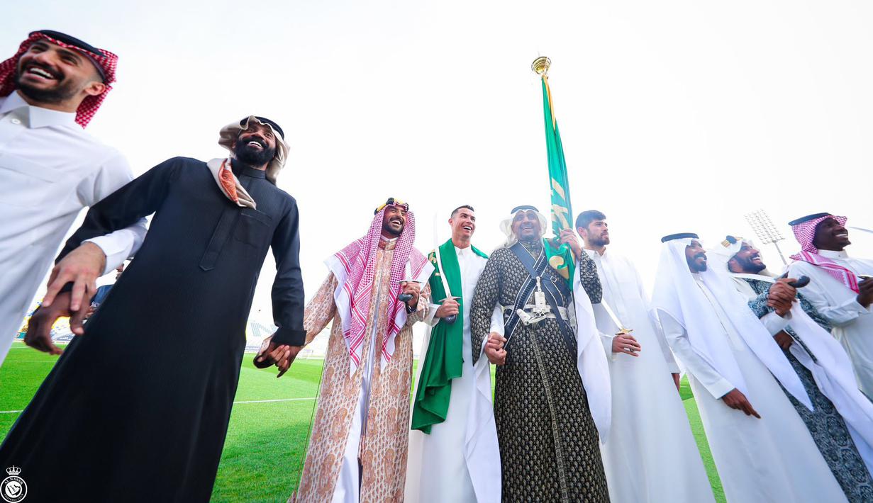 Foto Peringati Hari Pendirian Saudi Ronaldo Pakai Gamis Dan Bawa