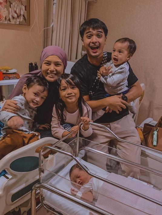 7 Tahun Nikah Intip Potret Kebahagiaan Ricky Harun Dan Herfiza Sambut