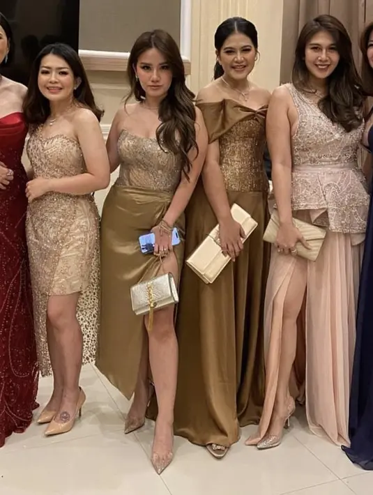 6 Gaya Elegan Kahiyang Ayu Kenakan Dress Off Shoulder Wajah Lebih