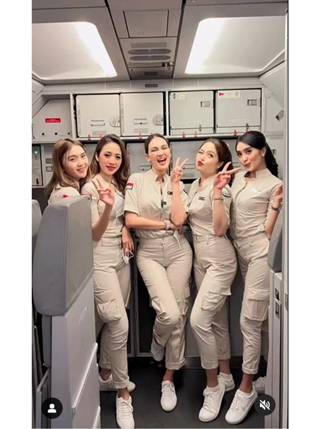 6 Potret Aksi Luna Maya Nyamar Jadi Pramugari Super Air Jet Curi