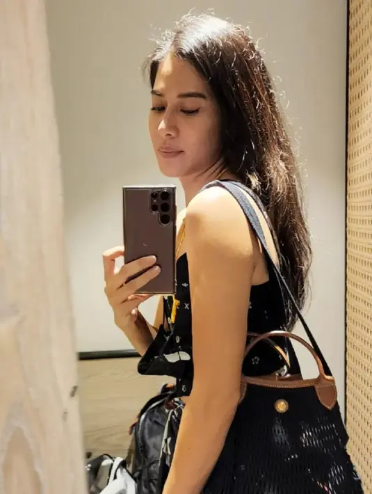 Potret Dian Sastrowardoyo Saat Mirror Selfie Outfitnya Curi Perhatian