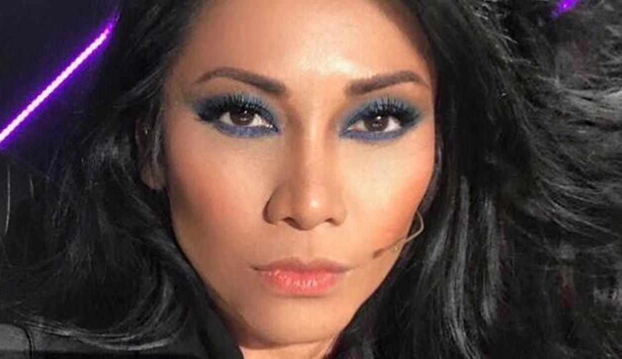 Foto Gaya Anggun Cipta Sasmi Pakai Makeup Tebal Kian Memesona Foto