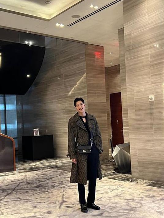 Potret Lee Mi Ho Hadiri Fendi New York Fashion Week Memesona Duduk