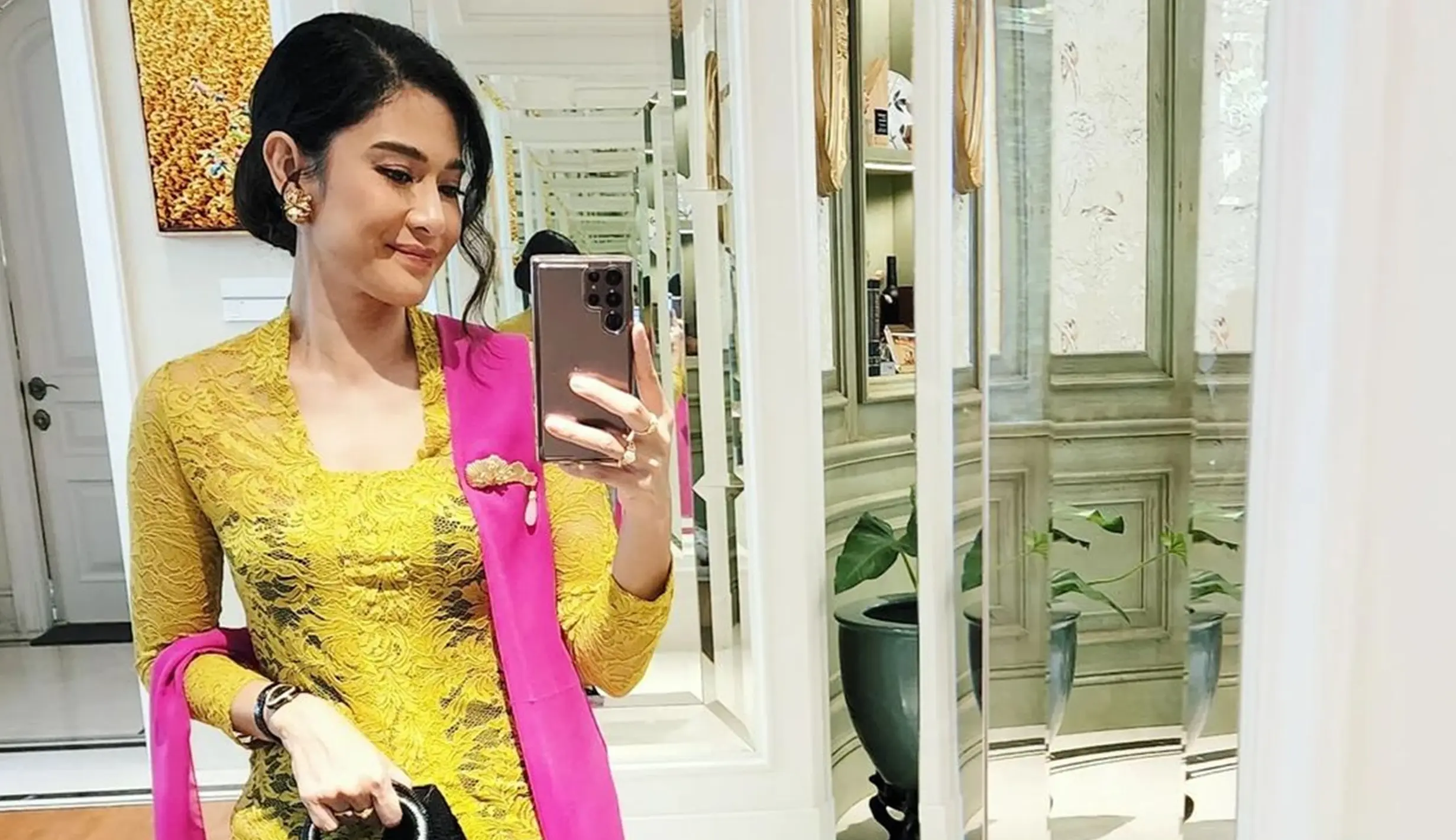 Potret Dian Sastrowardoyo Saat Mirror Selfie Outfitnya Curi Perhatian