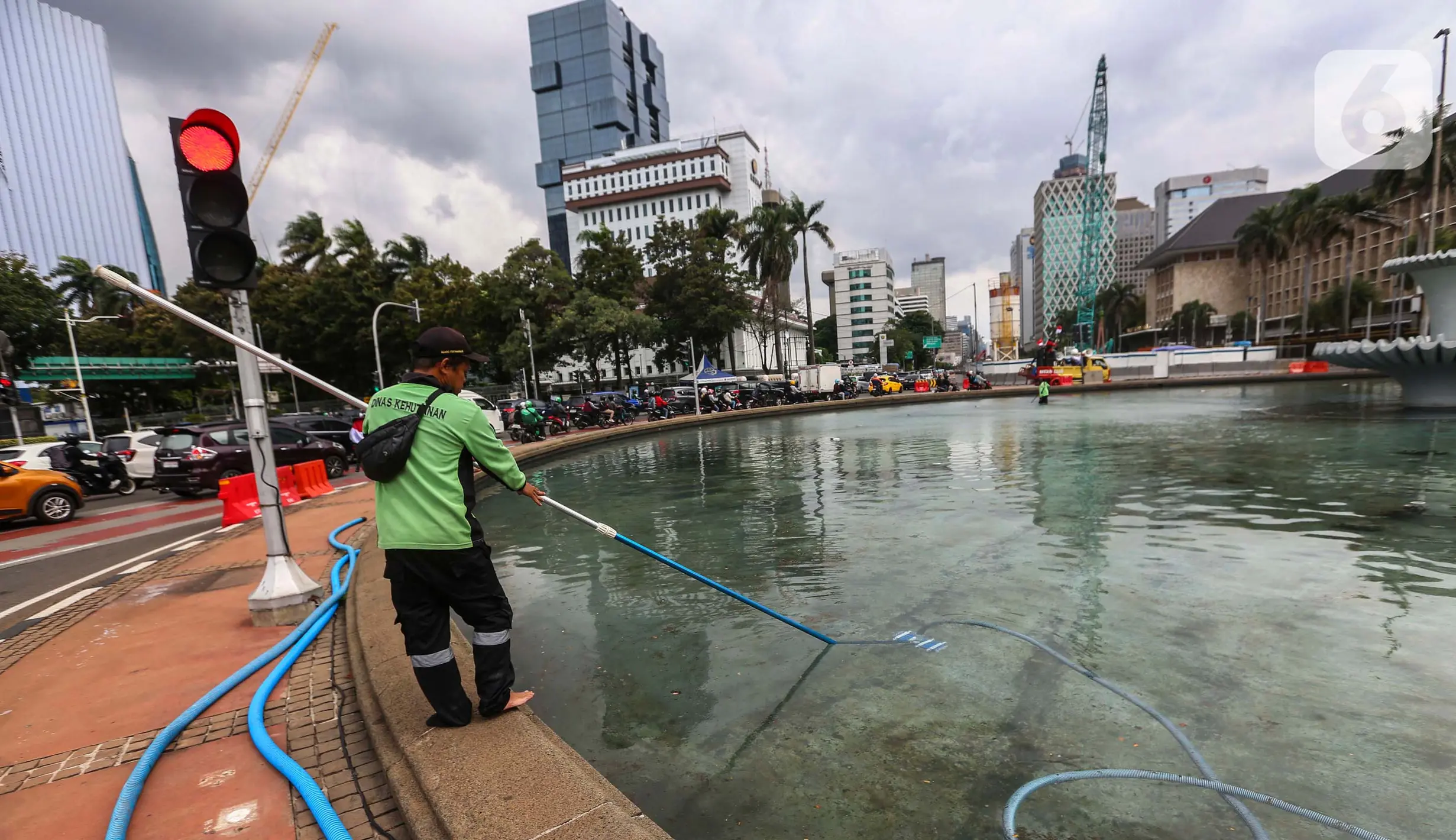 Melihat Perawatan Kolam Air Mancur Bundaran Patung Kuda Foto