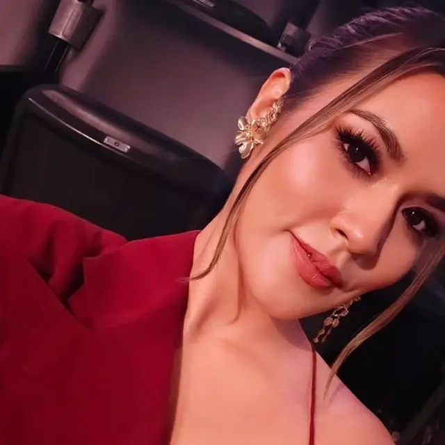 Raisa Tampil Glamor Dengan Gaun Merah Dari Brand Bali Di Grammy Awards