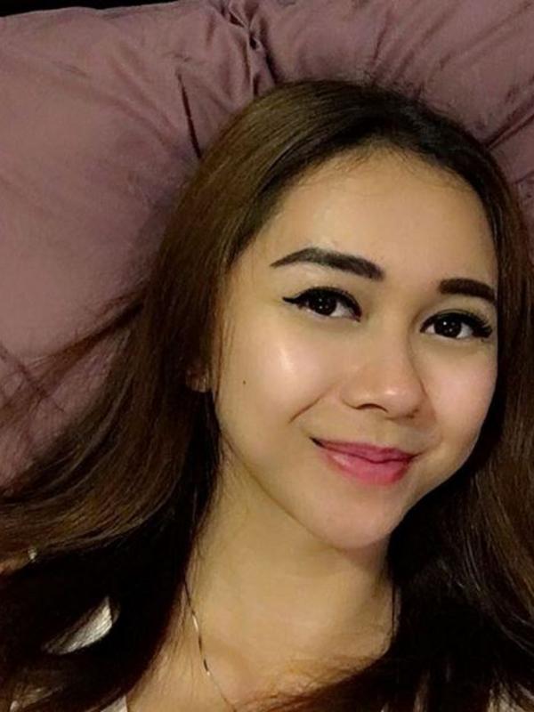 Cantik Foto Foto Aura Kasih Saat Berbaring Entertainment