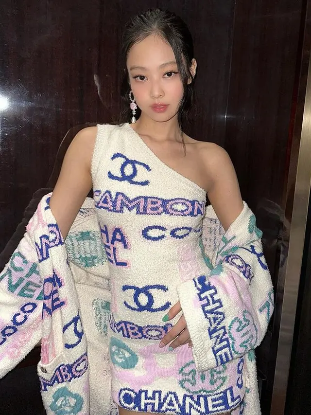 Potret Jennie Blackpink Tampil Memukau Di Paris Fashion Week Duduk