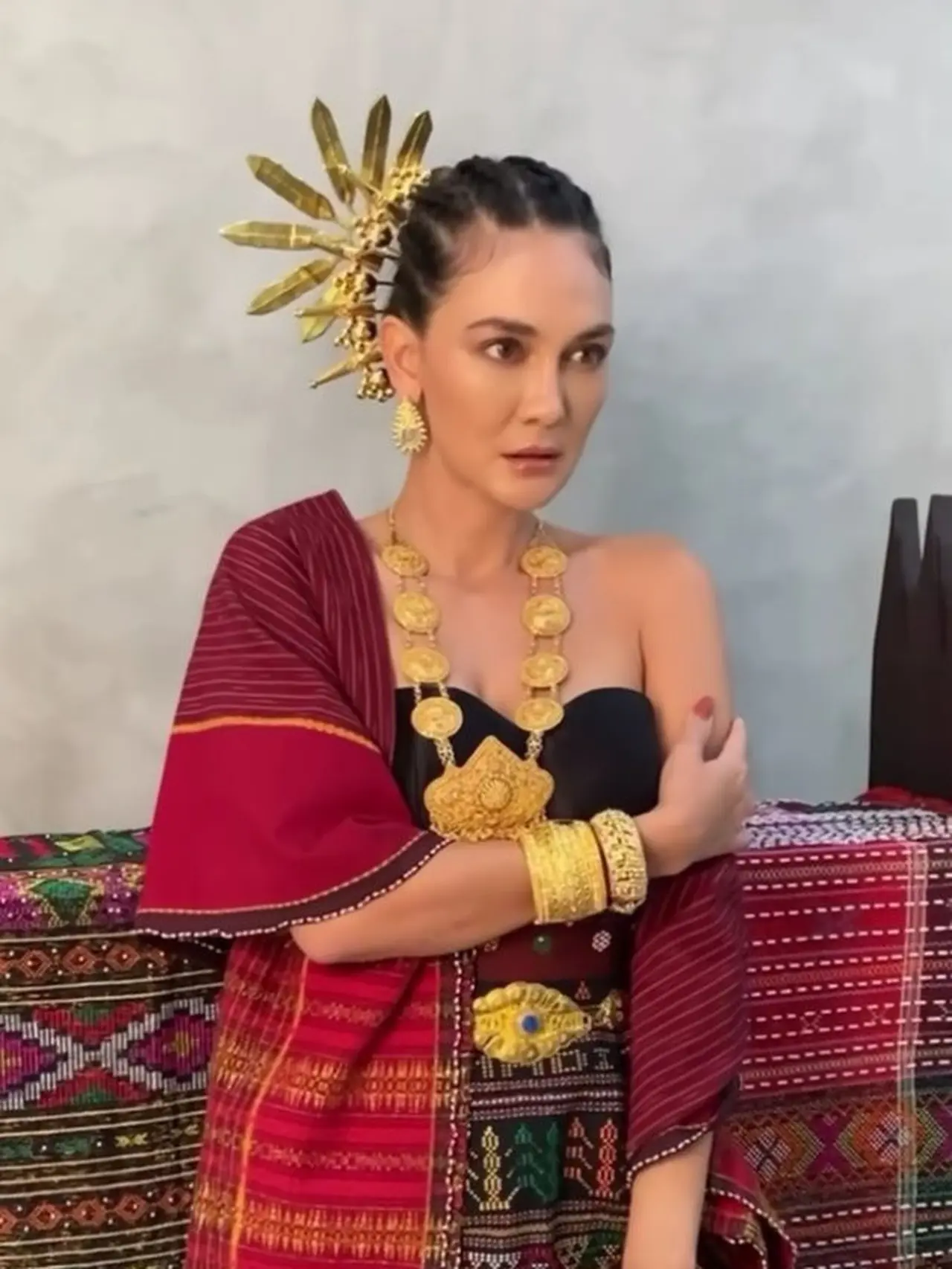 5 Gaya Luna Maya Pakai Kain Ulos Ini Tampil Makin Menawan Hot