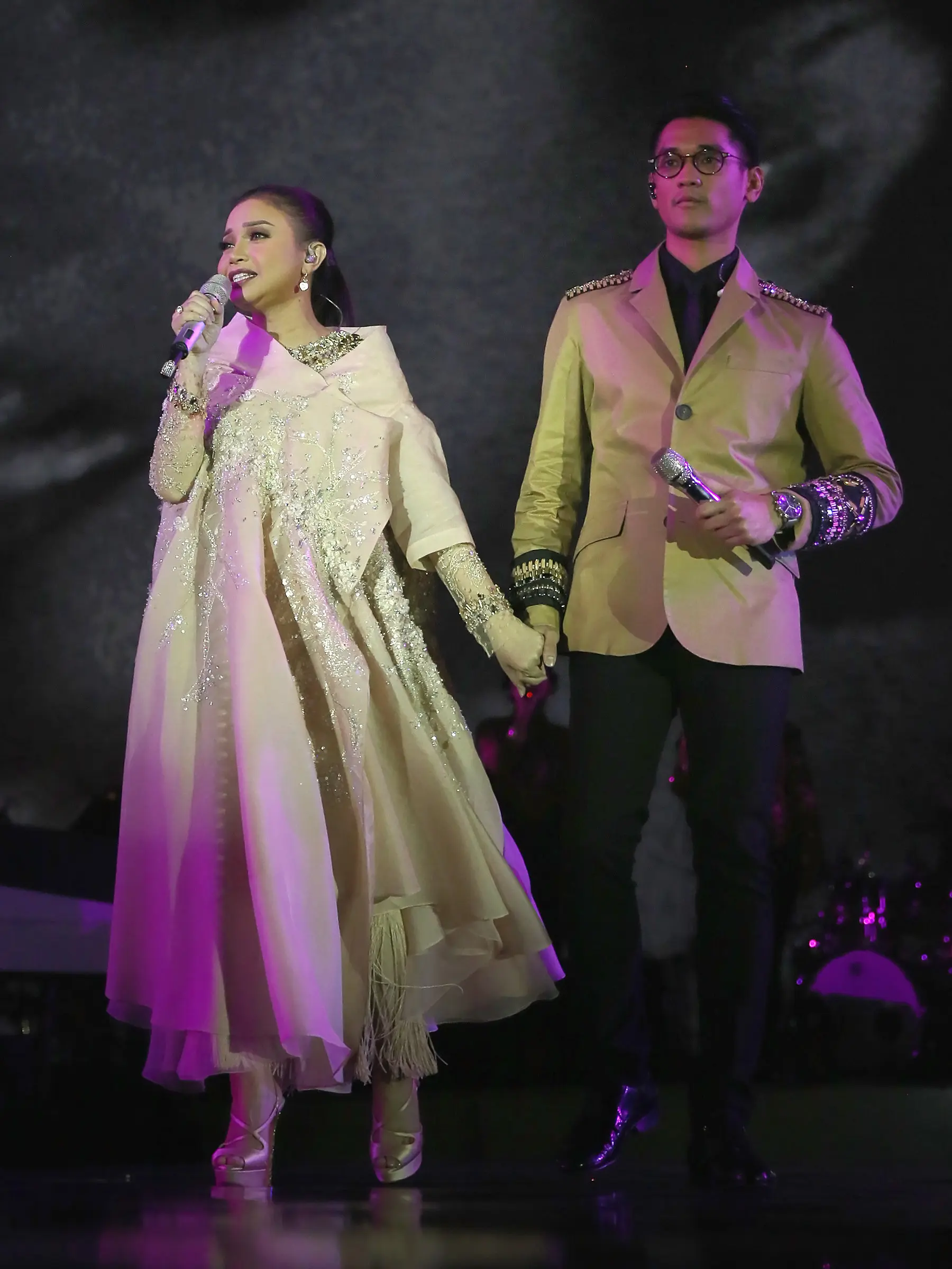 Afgan Dan Rossa Berbagi Momen Romantis Di Konser Entertainment