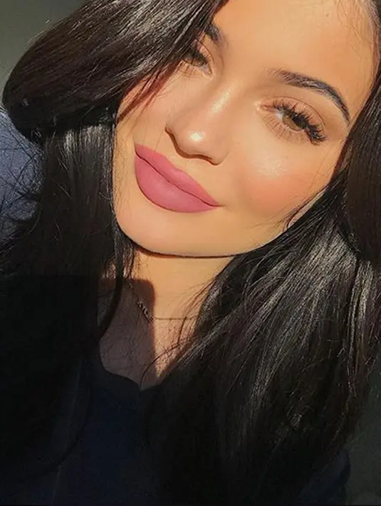 Unggah Foto Seksi Jadi Cara Kylie Jenner Sembunyikan Kehamilan Photo