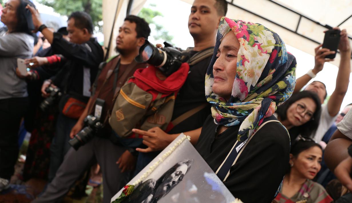 Suasana Hujan Dan Isak Tangis Warnai Pemakaman Yockie Suryo Prayogo