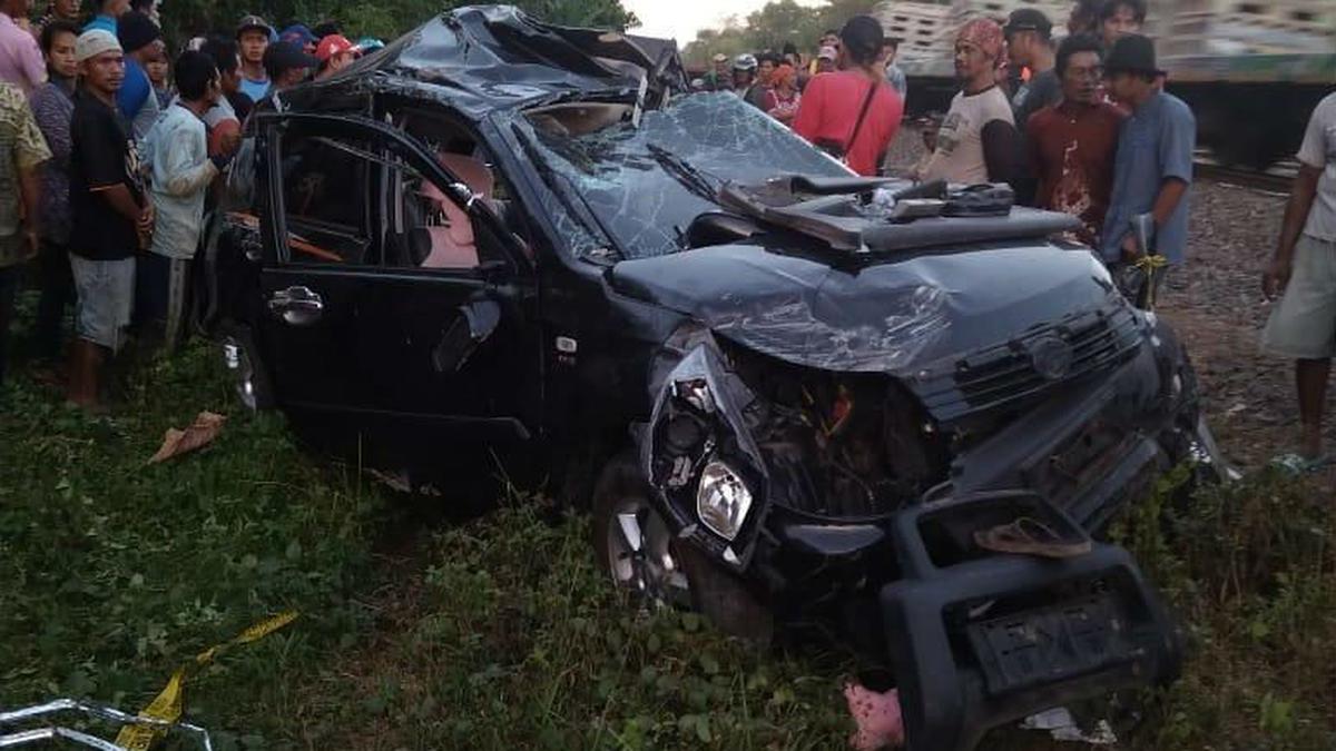 Detik Detik Minibus Dihantam Kereta Jayabaya Di Indramayu 8 Orang