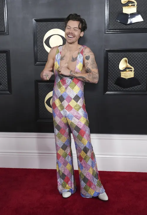 Pakai Jumpsuit Pelangi Harry Styles Melenggang Curi Perhatian Di