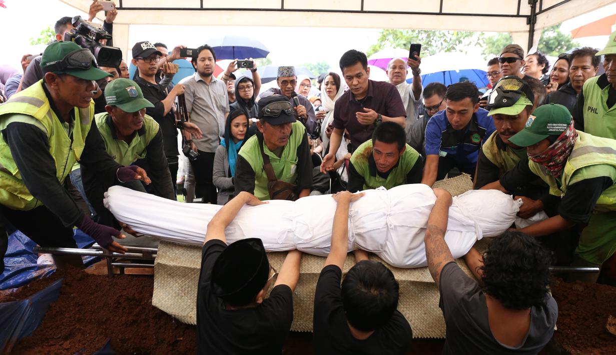 Suasana Hujan Dan Isak Tangis Warnai Pemakaman Yockie Suryo Prayogo