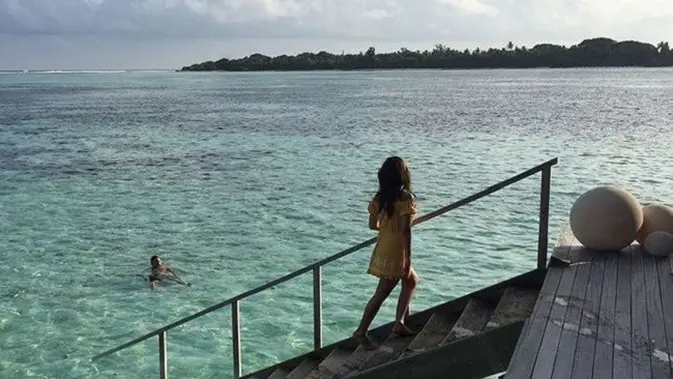 Bulan Madu Ke Maldives Netizen Heboh Soal Raisa Berenang