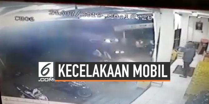 Video Rekaman Mobil Tabrak Tukang Parkir Dan Penjual Cuanki Enamplus