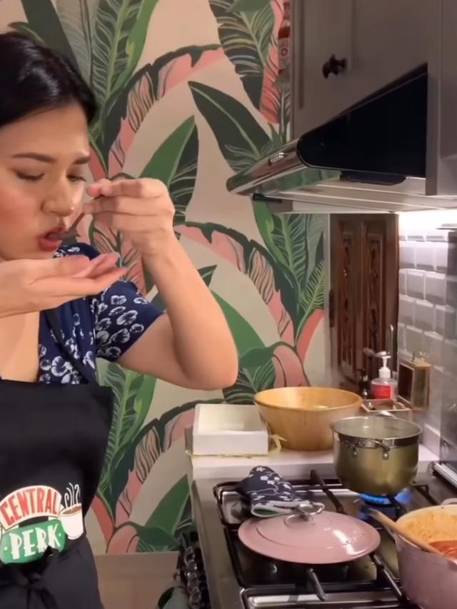 6 Momen Raisa Masak Pasta Untuk Hamish Daud Curi Perhatian Hot