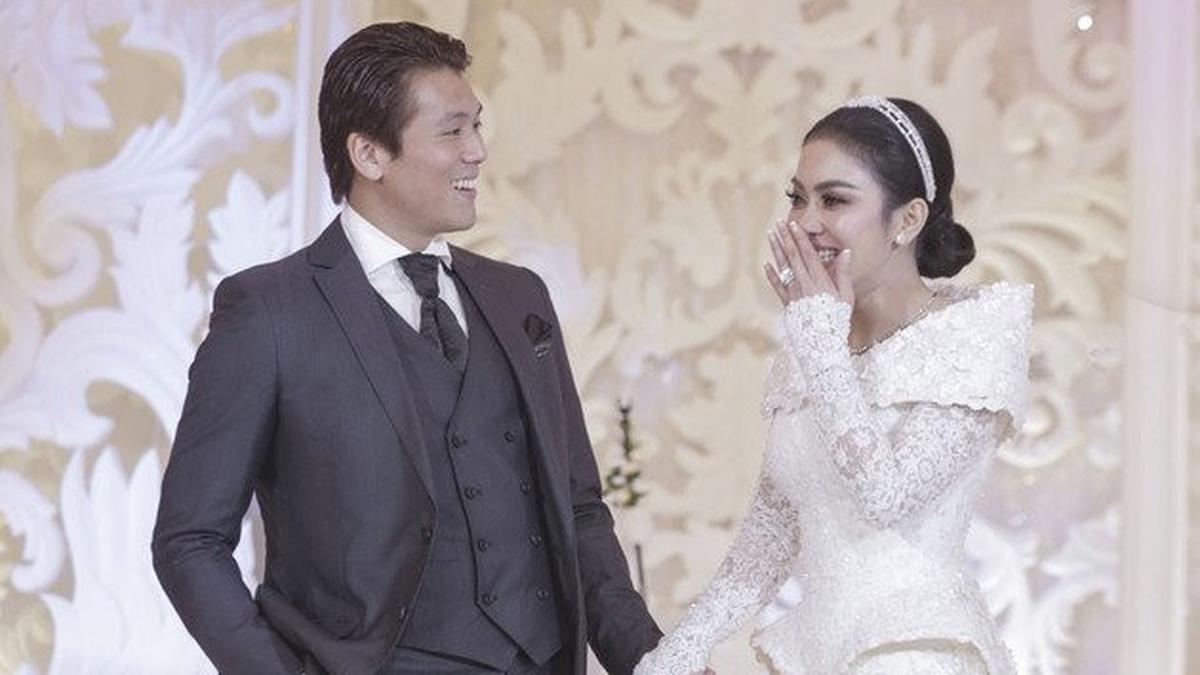 Syahrini Persembahkan Lagu Menikah Untuk Reino Barack Entertainment