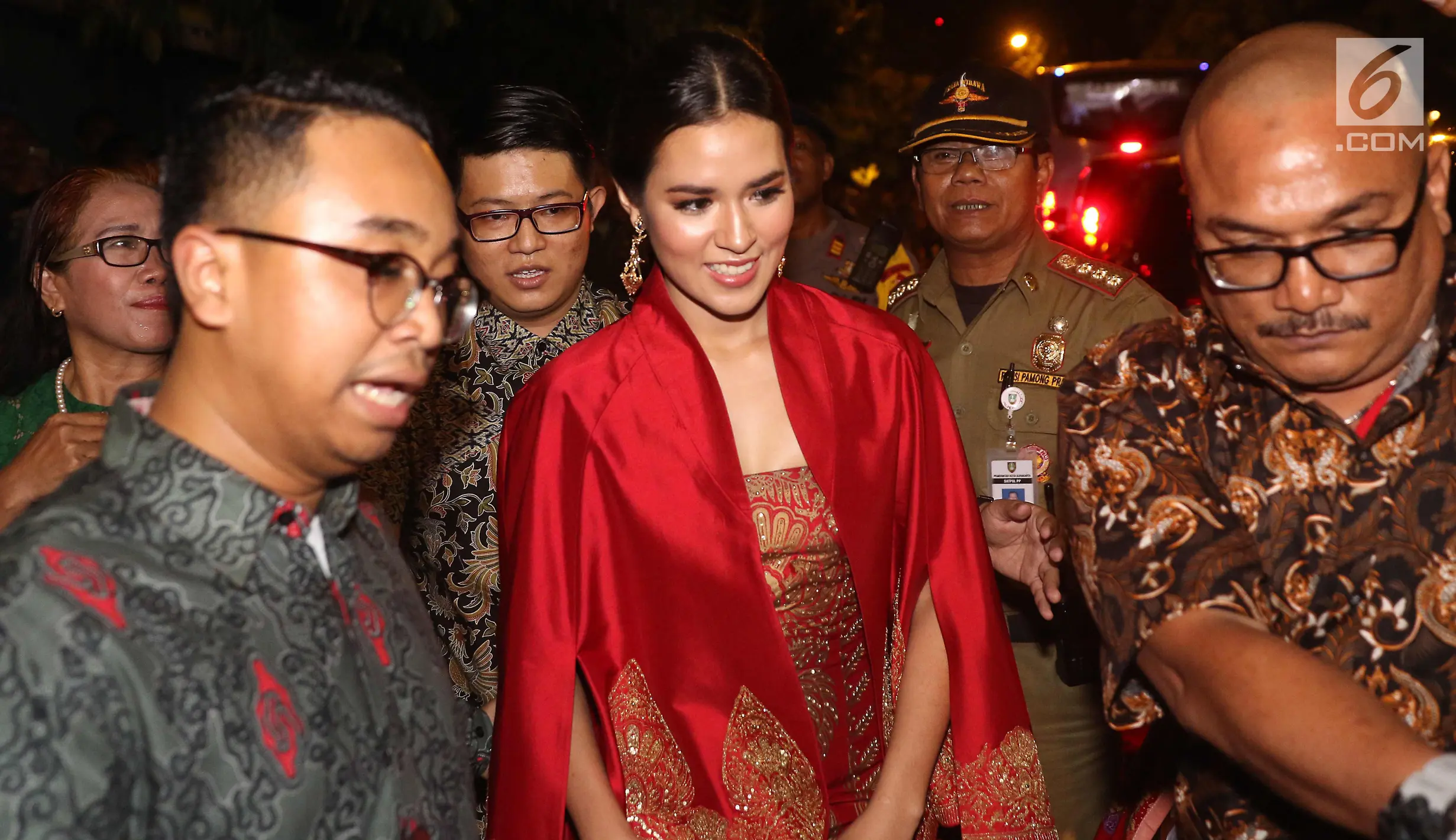 Photo Dalam Balutan Batik Merah Keemasan Raisa Tampil Cantik Di