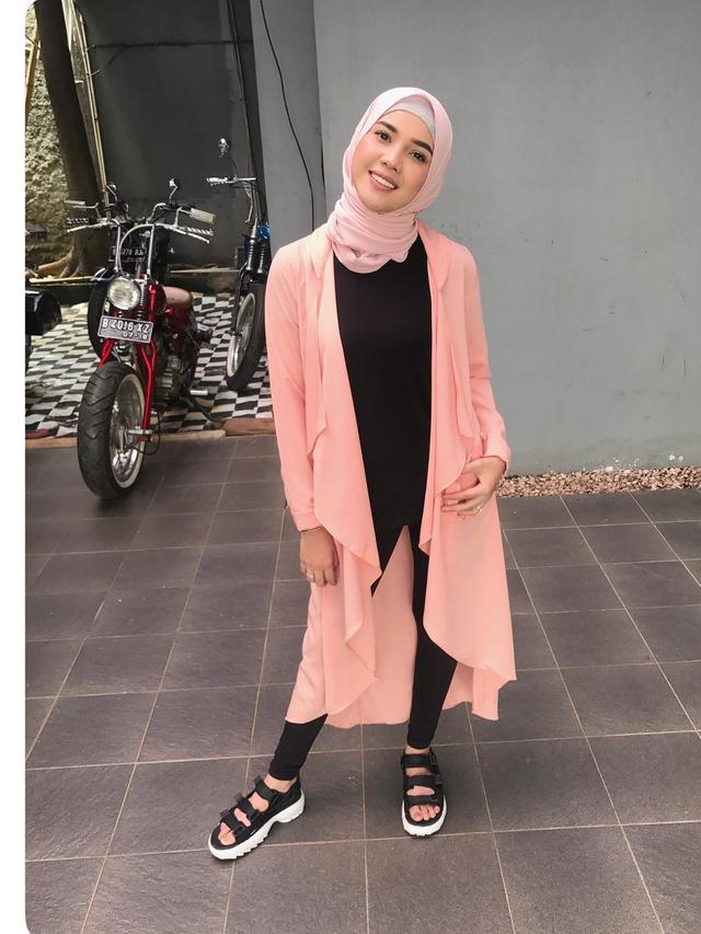 7 Potret Raya Kitty Saat Kenakan Hijab Cantik Memesona Hot