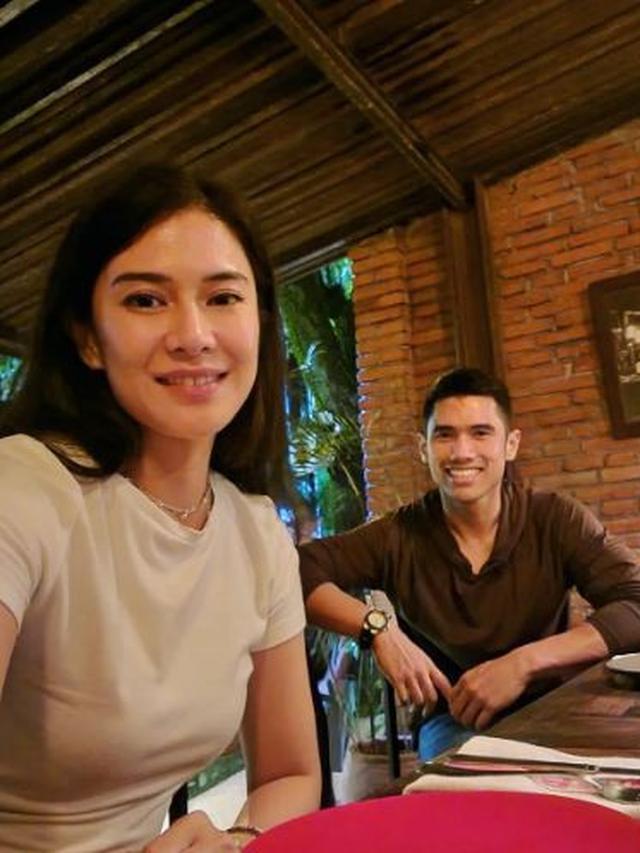 Potret Romantis Dian Sastrowardoyo Liburan Bersama Suami Netizen