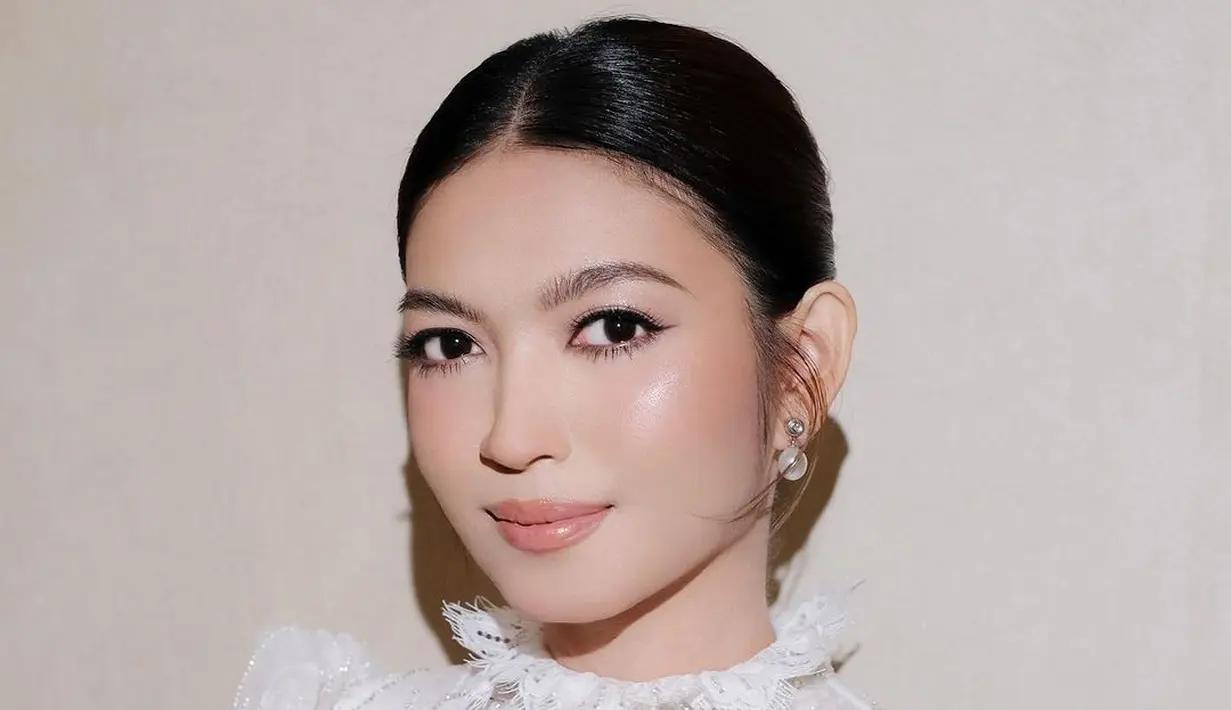 Pesona Mahal Selvi Ananda Dalam Dua Makeup Look Glam Yang Berbeda