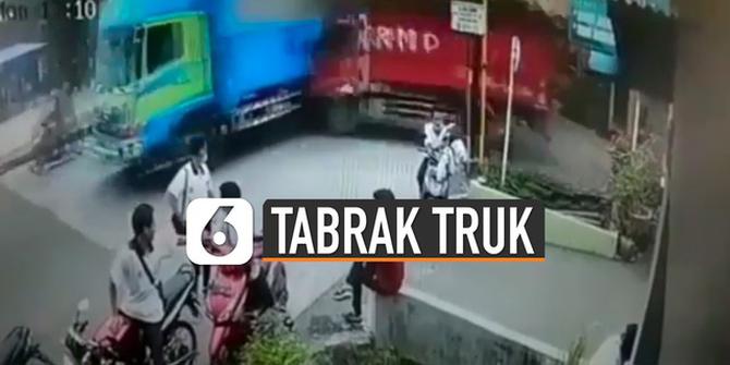 Video Ngeri Detik Detik Truk Hilang Kendali Tabrak Truk Sedang