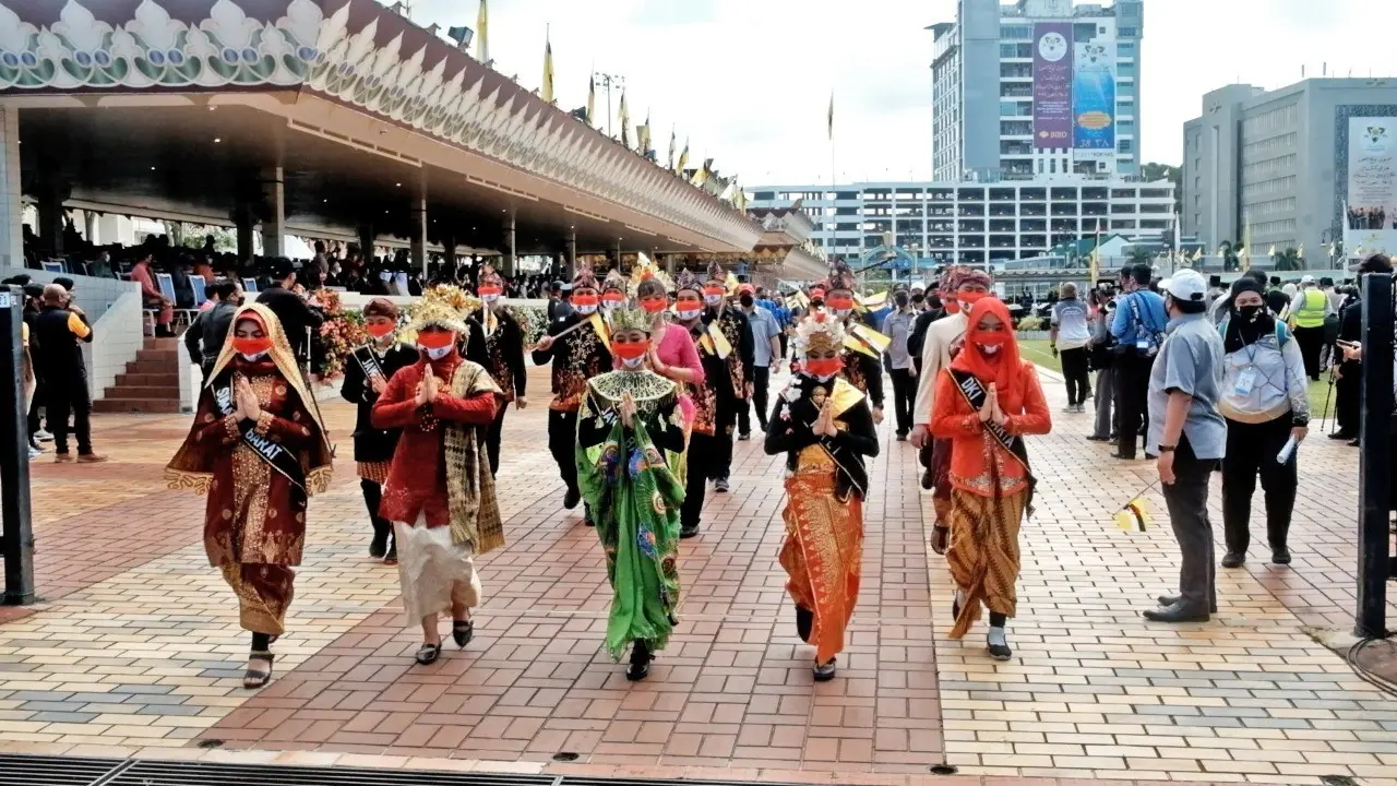 Parade Baju Adat Indonesia Ramaikan Hari Kebangsaan Ke 38 Brunei