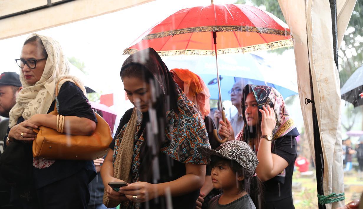 Suasana Hujan Dan Isak Tangis Warnai Pemakaman Yockie Suryo Prayogo