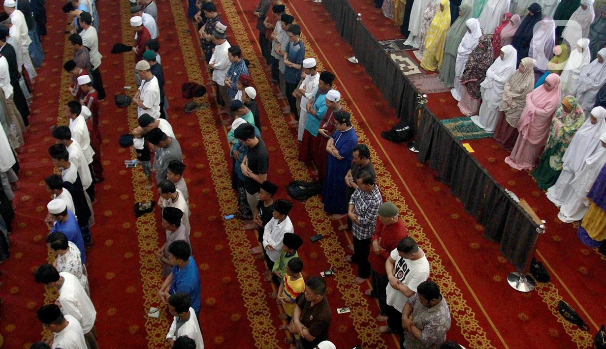 Foto Momen Salat Gerhana Matahari Di Masjid Raya Bani Umar Foto