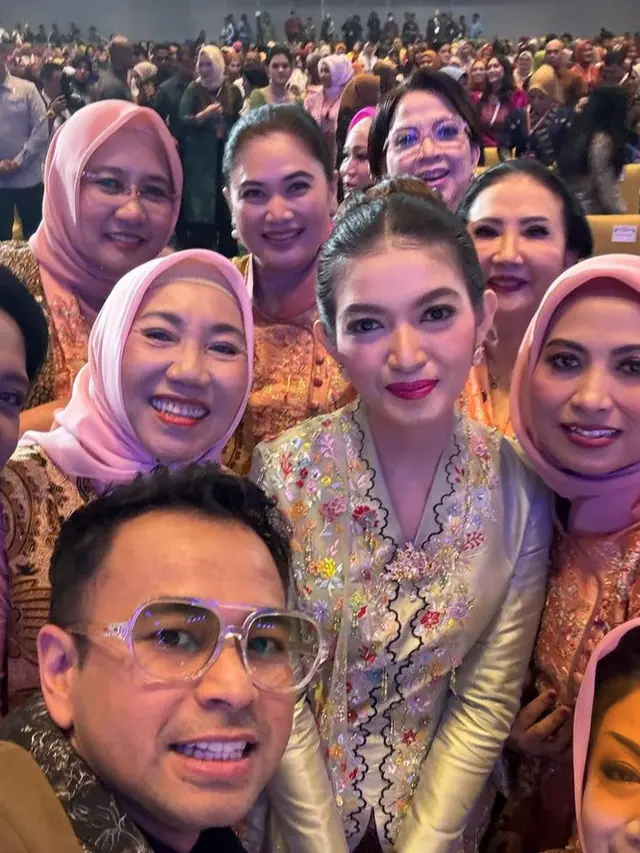 Tanpa Erina Gudono Gaya Elegan Iriana Kahiyang Ayu Dan Selvi Ananda