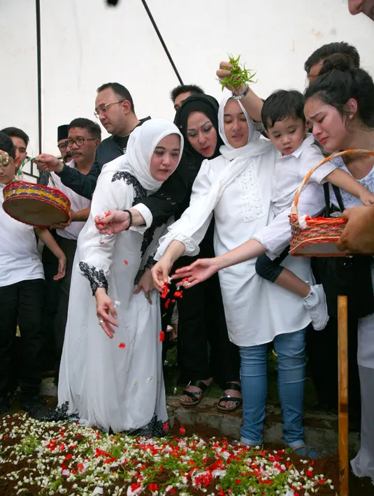 Suasana Haru Dan Isak Tangis Warnai Pemakaman Sys Ns Photo