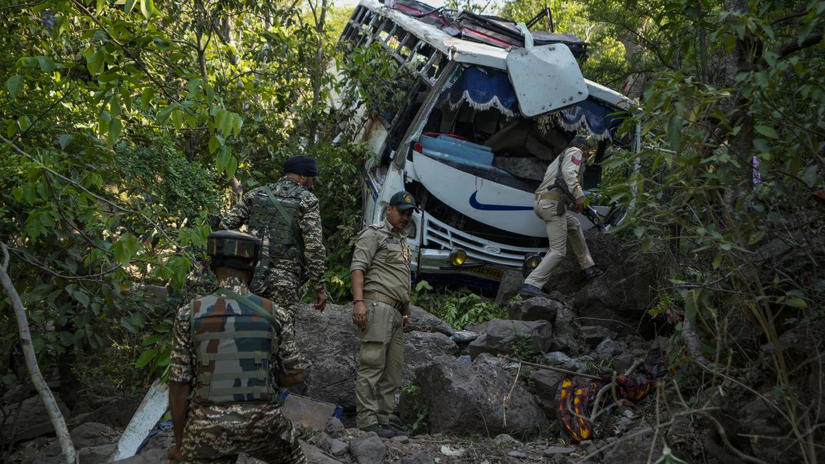 Kondisi Bus Pembawa Peziarah Yang Diserang Kelompok Bersenjata Di