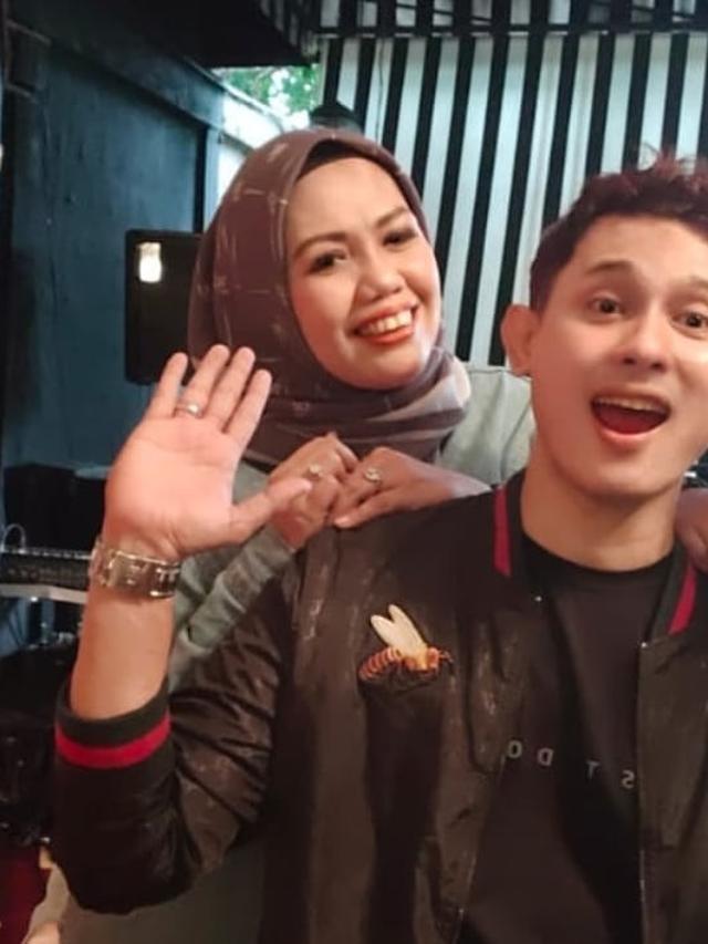 Dikabarkan Dekat Ini 6 Momen Kebersamaan Elly Sugigi Dengan Kiki Kanoe