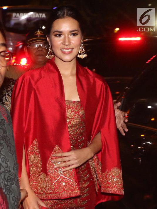 Photo Dalam Balutan Batik Merah Keemasan Raisa Tampil Cantik Di