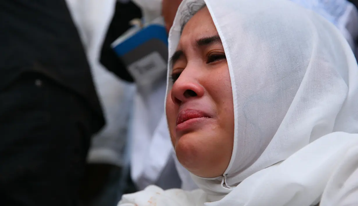 Suasana Haru Dan Isak Tangis Warnai Pemakaman Sys Ns Photo