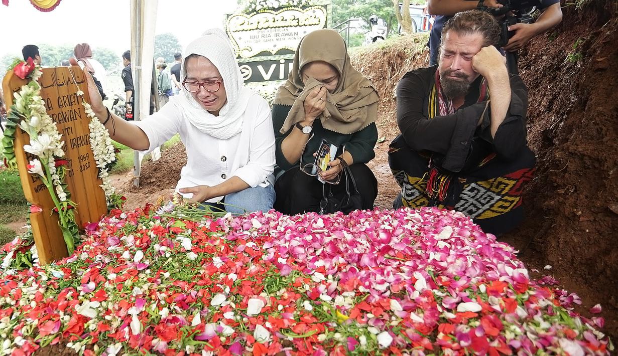 Isak Tangis Warnai Pemakaman Ria Irawan Photo