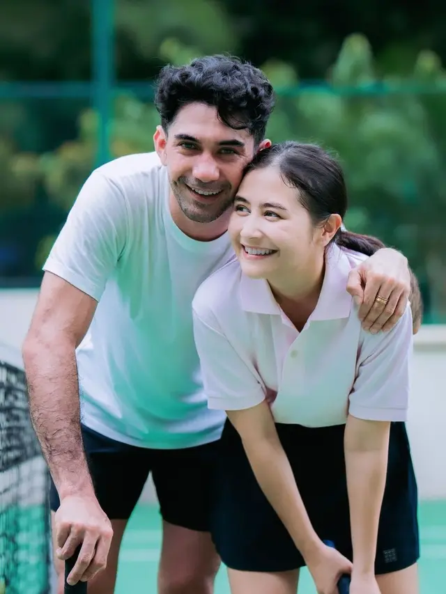 10 Potret Prilly Latuconsina Dan Reza Rahadian Saat Main Tenis Pamer