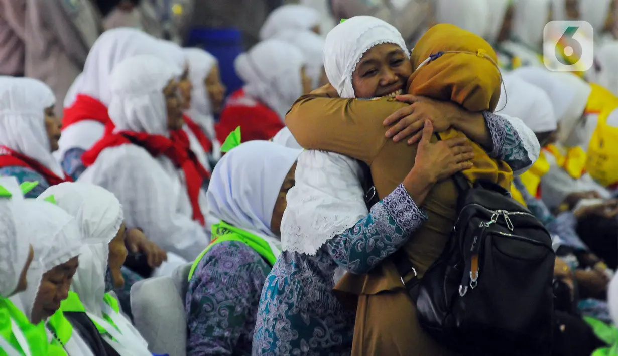 Persiapan Keberangkatan Haji Kloter Pertama Dari Jakarta Foto