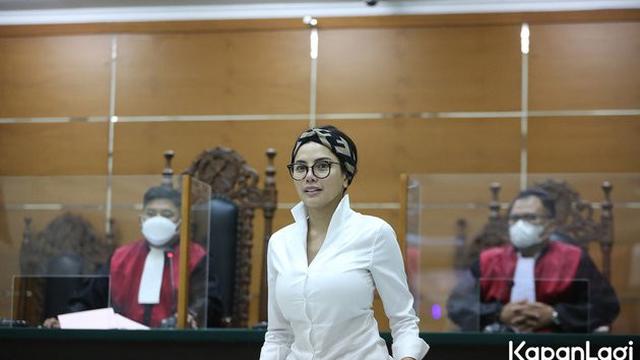 7 Potret Nikita Mirzani Sidang Kasus Pencemaran Nama Baik Ekspresinya