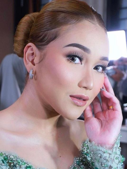 9 Potret Penampilan Cantik Ayu Ting Ting Di Momen Pengajian Dan Siraman