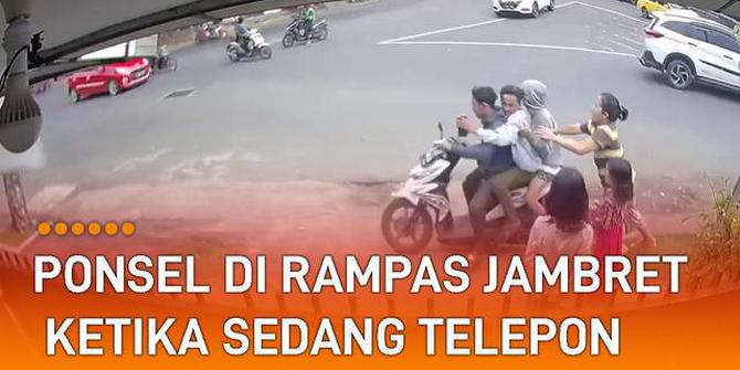 Video Sedang Telepon Di Pinggir Jalan Ponsel Ibu Ibu Dirampas Jambret