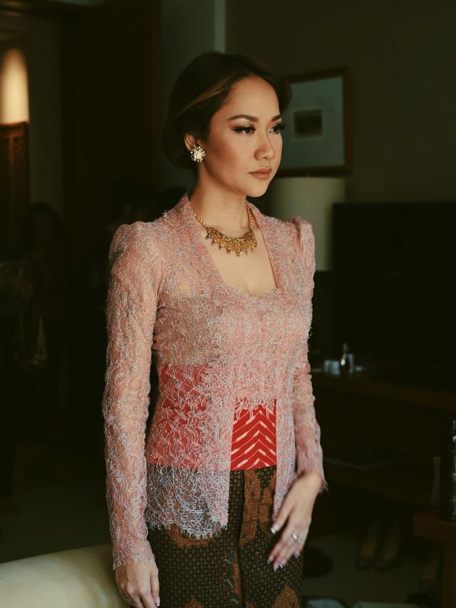 6 Potret Bunga Citra Lestari Kondangan Pakai Kebaya Tampil Cantik