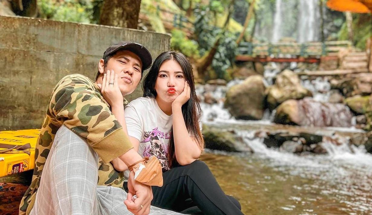 Potret Mesra Via Vallen Dan Suami Liburan Ke Air Terjun Di Karanganyar