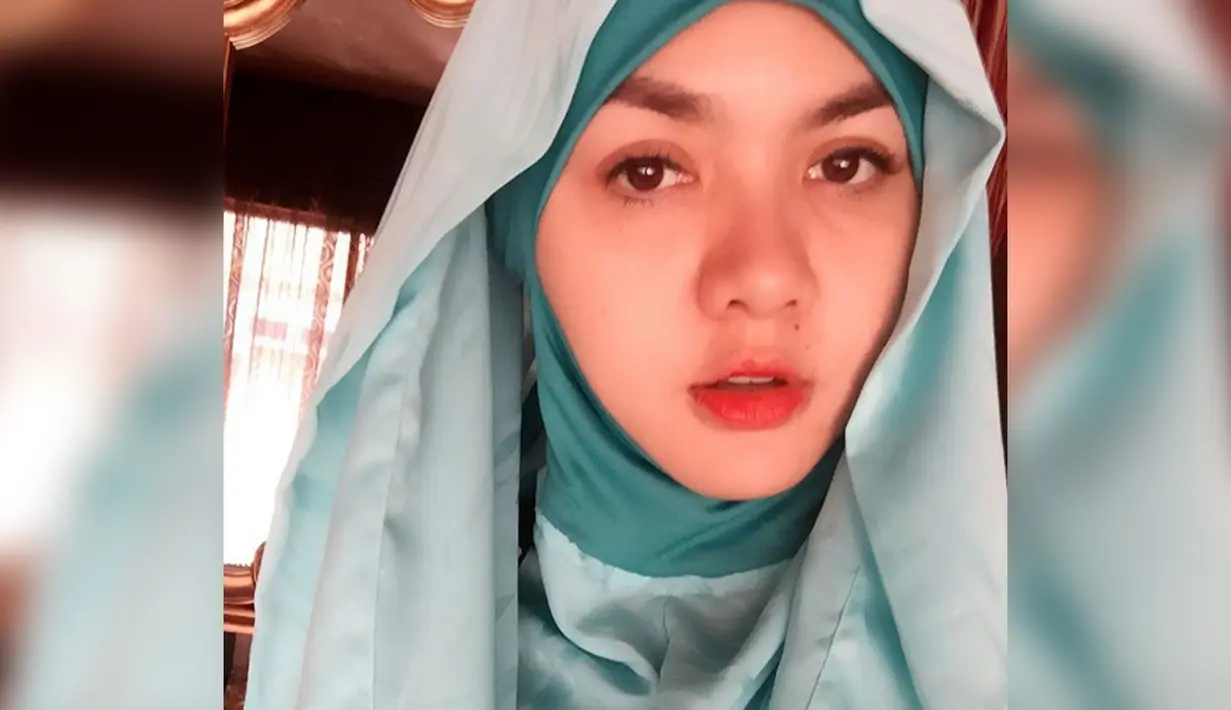 Kenakan Hijab Vicky Shu Bikin Hati Pria Sejuk Foto