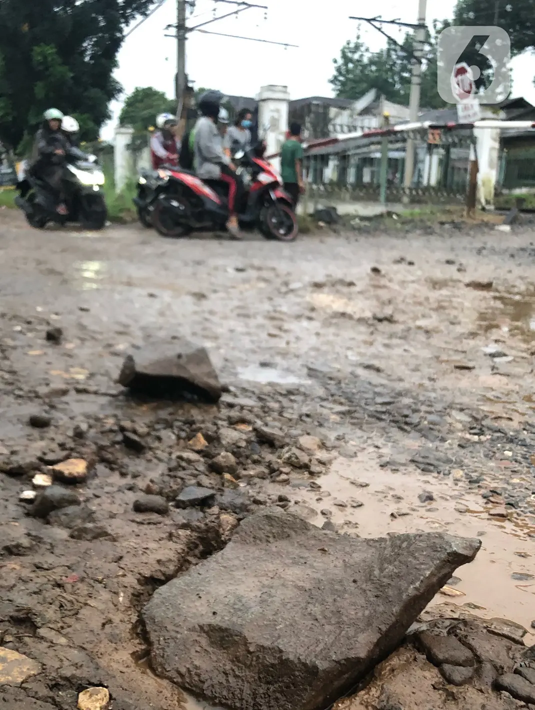 Foto Bertahun Tahun Tidak Diperbaiki Jalan Rusak Di Depok Ini Kian